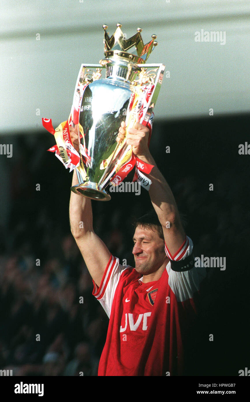 TONY ADAMS LIFTS TROPHY ARSENAL PREMIERSHIP CHAMPIONS 08 May 1998 Stock ...