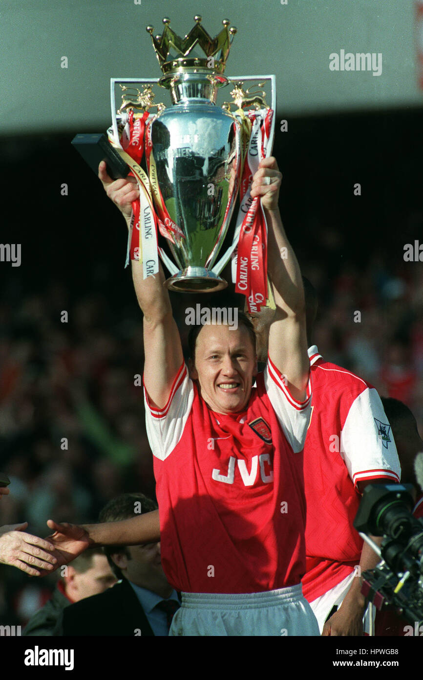 LEE DIXON LIFTS TROPHY ARSENAL PREMIERSHIP CHAMPIONS 08 May 1998 Stock ...