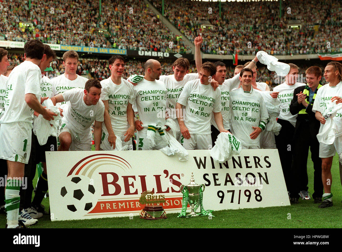 CELTIC TEAM CELEBRATE GLASGOW CELTIC FC 11 May 1998 Stock Photo - Alamy