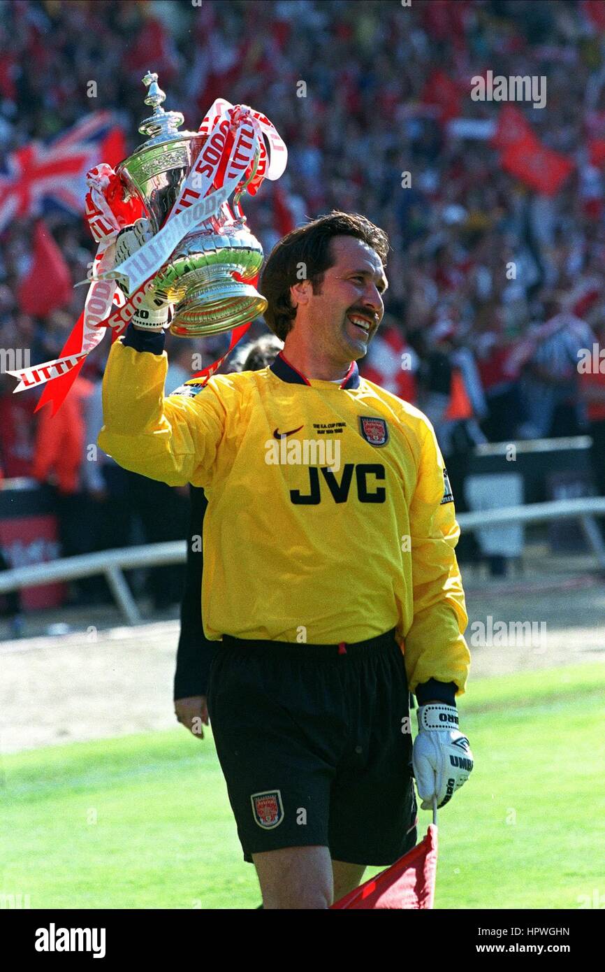 DAVID SEAMAN PARADES F.A.CUP F.A.CUP FINAL 1998 19 May 1998 Stock Photo ...