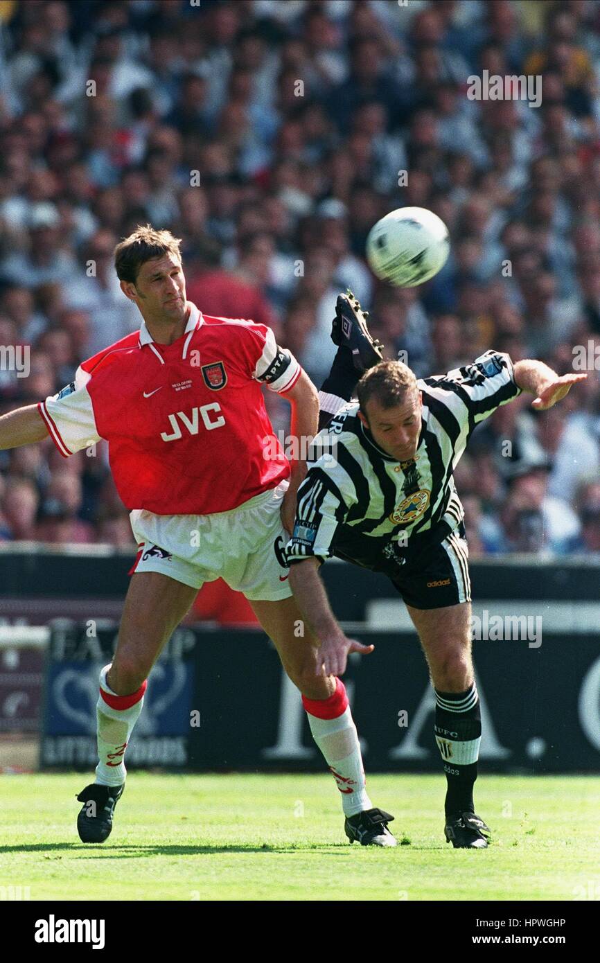 Tony adams 1998 hi-res stock photography and images - Alamy