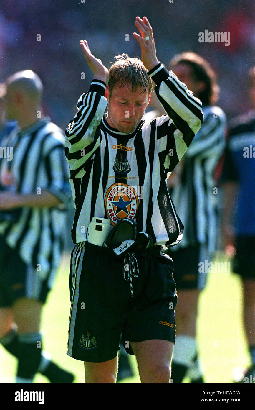 DAVID BATTY SALUTES FANS F.A.CUP FINAL 1998 19 May 1998 Stock Photo - Alamy
