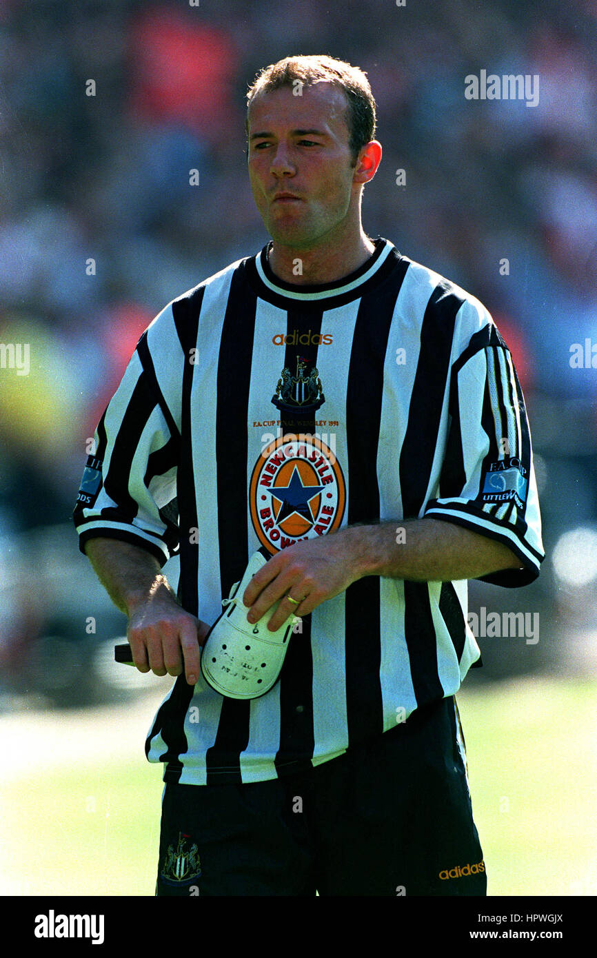 SAD ALAN SHEARER WALKS OFF F.A.CUP FINAL 1998 19 May 1998 Stock Photo ...