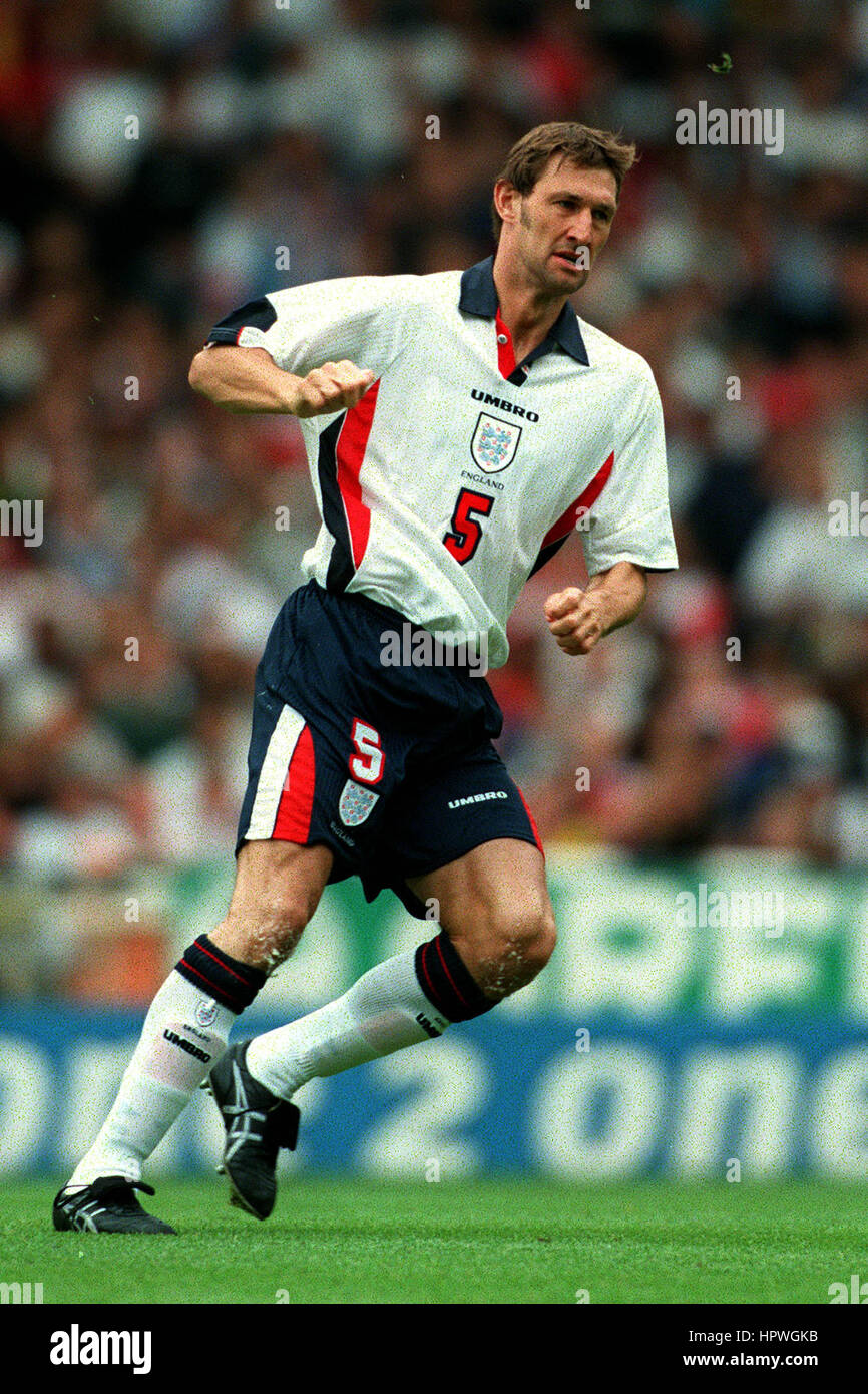 TONY ADAMS ENGLAND & ARSENAL FC 25 May 1998 Stock Photo - Alamy