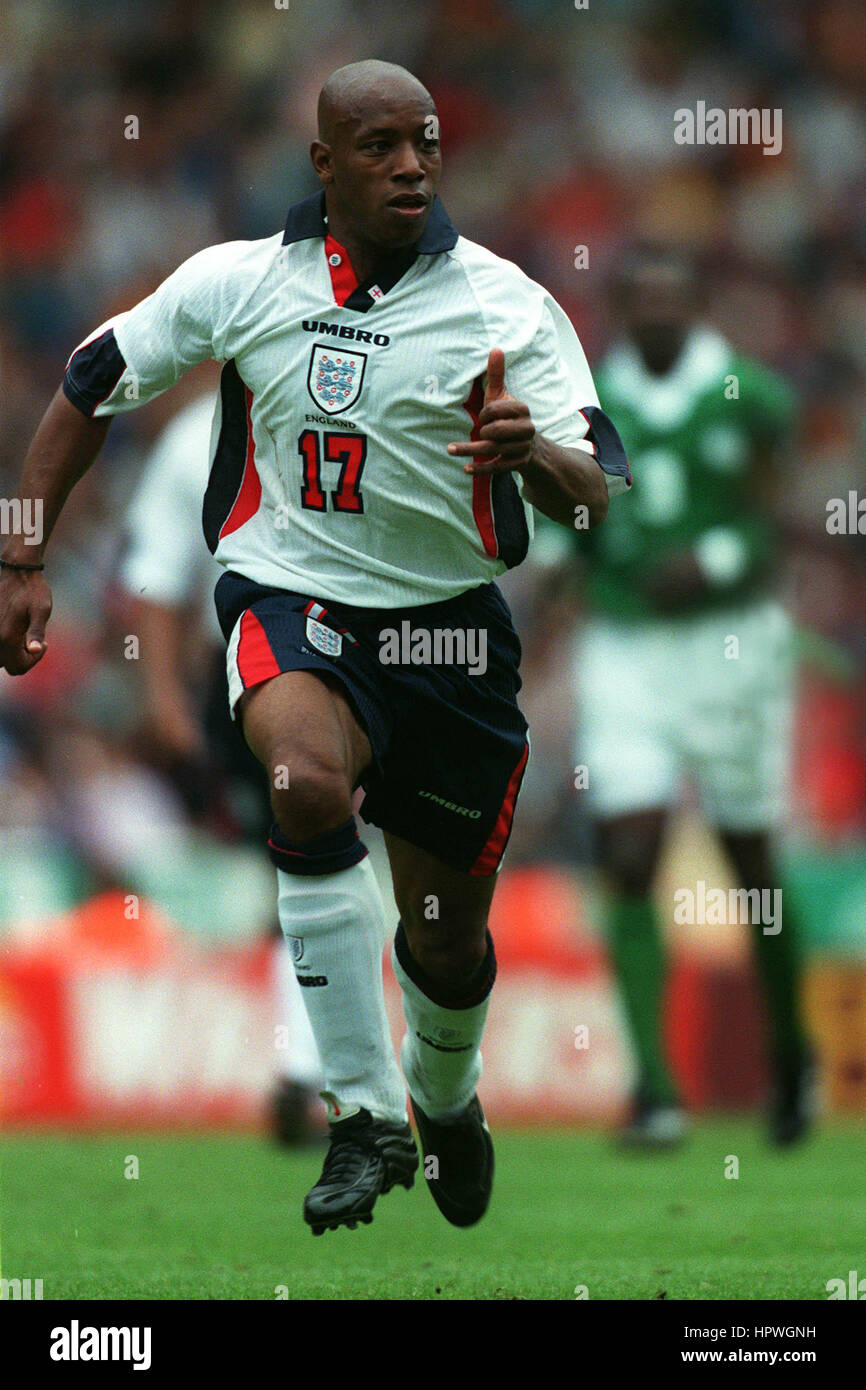 IAN WRIGHT ENGLAND & ARSENAL FC 03 October 1998 Stock Photo - Alamy