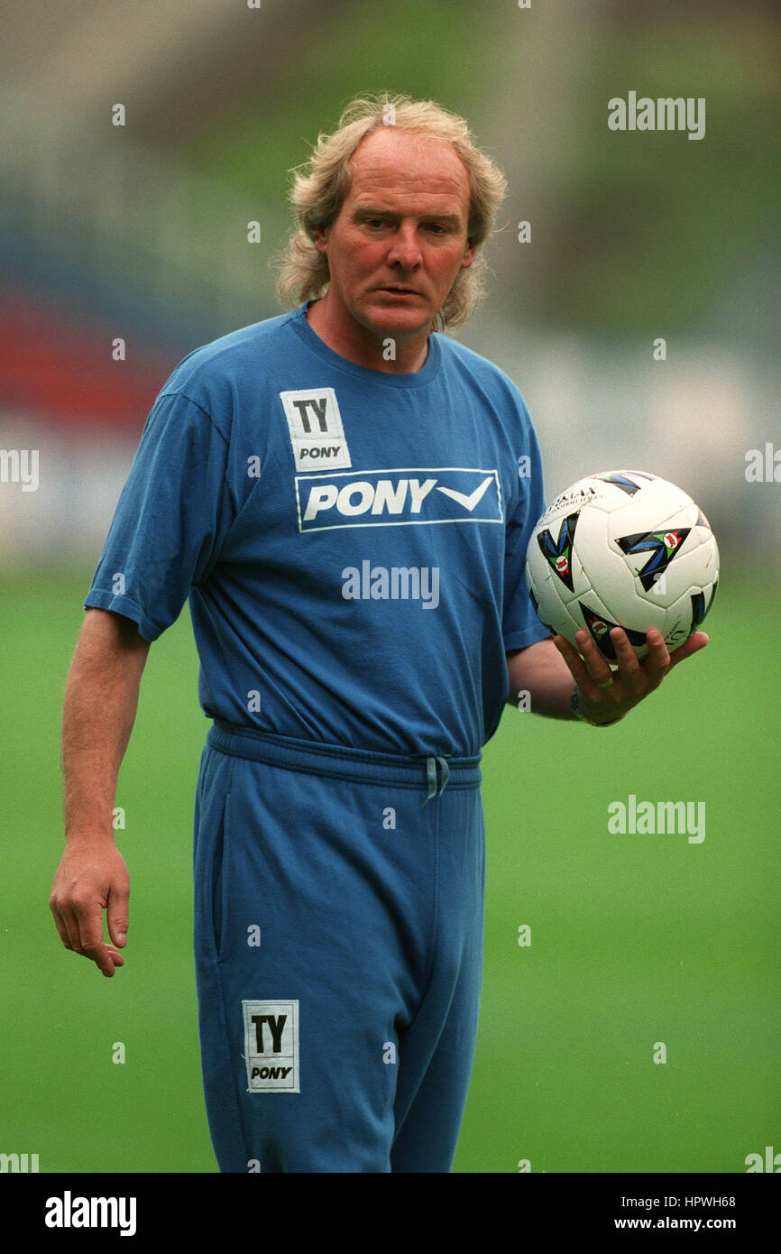 TERRY YORATH HUDDERSFIELD TOWN COACH 02 August 1998 Stock Photo - Alamy