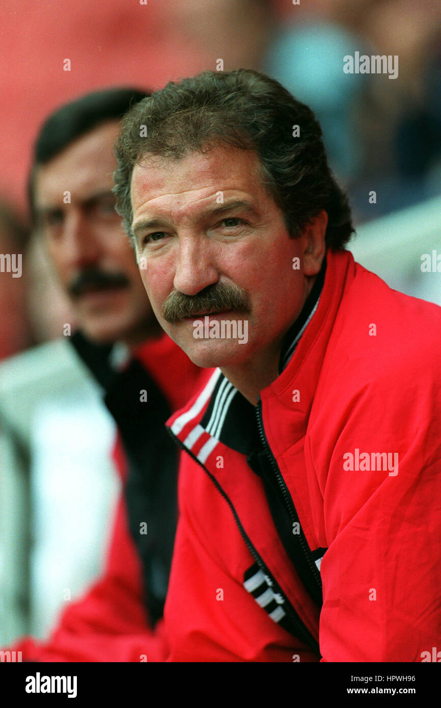 Benfica manager hi-res stock photography and images - Alamy