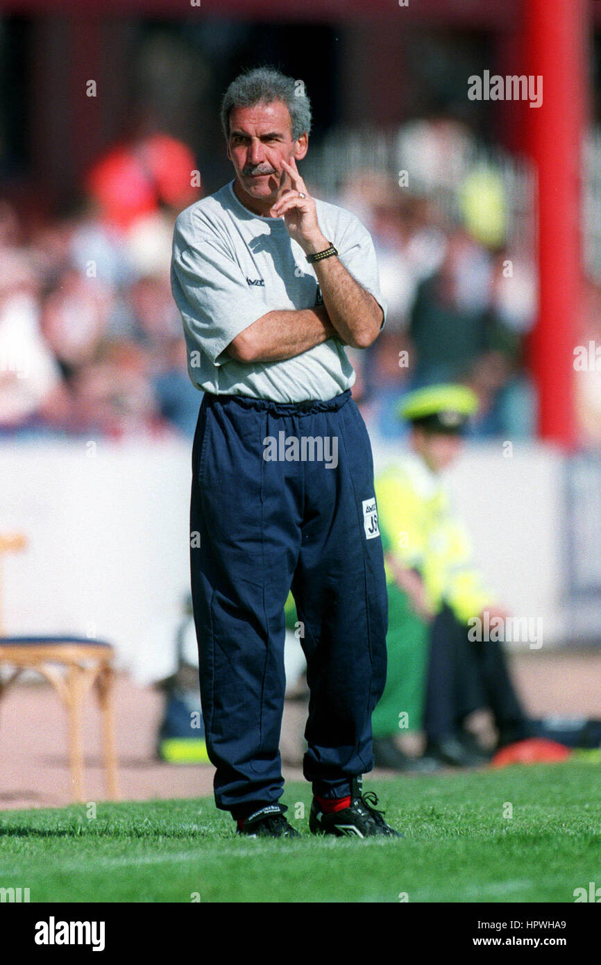JOCKY SCOTT DUNDEE FC MANAGER 03 August 1998 Stock Photo - Alamy