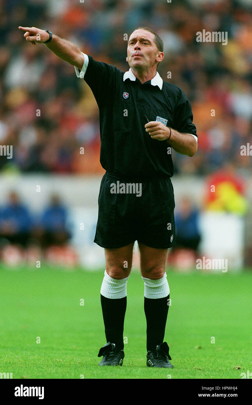 MIKE REED PREMIER LEAGUE REFEREE 03 August 1998 Stock Photo - Alamy
