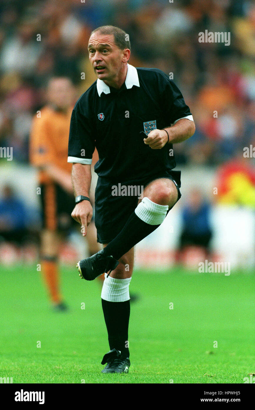 MIKE REED PREMIER LEAGUE REFEREE 03 August 1998 Stock Photo - Alamy