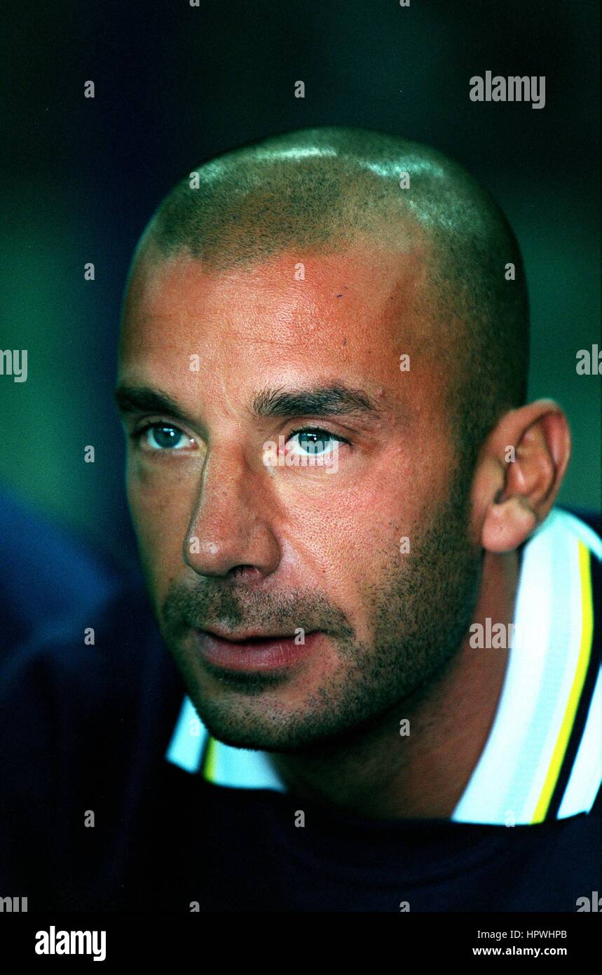 GIANLUCA VIALLI CHELSEA PLAYER-MANAGER 07 August 1998 Stock Photo - Alamy