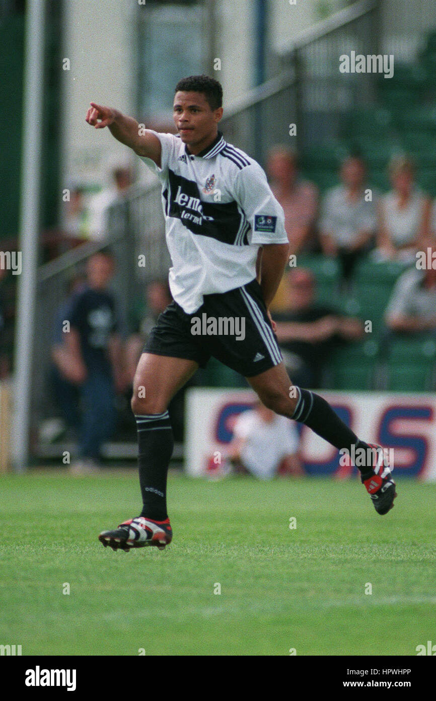 JOHN SALAKO CELEBRATES GOAL FULHAM FC 08 August 1998 Stock Photo - Alamy