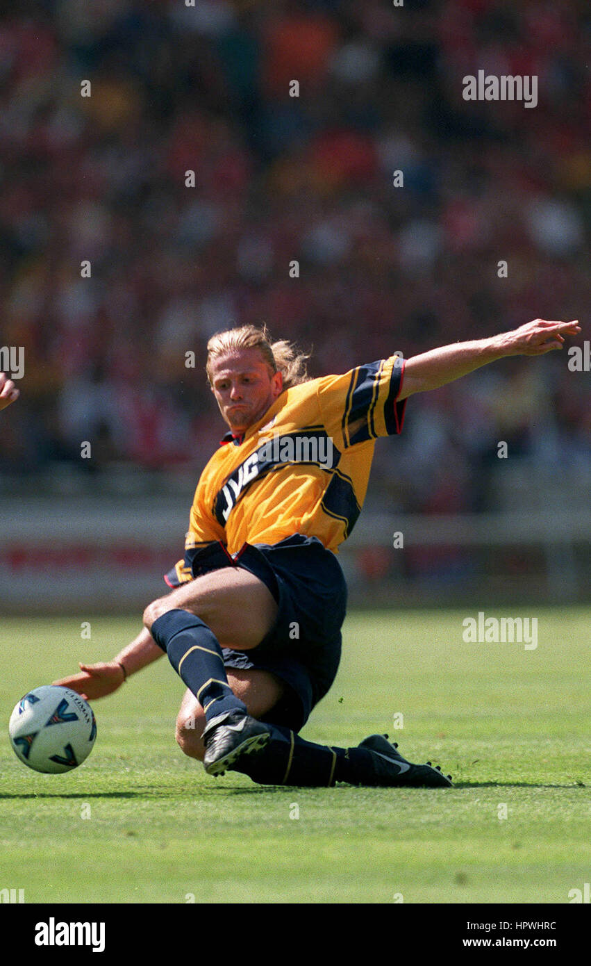 Football action emmanuel petit hi-res stock photography and images - Alamy