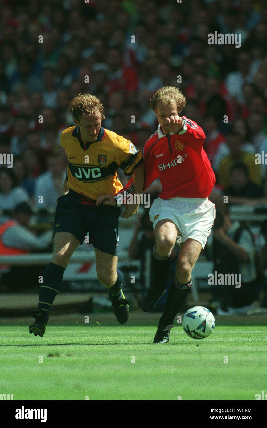 Arsenal manchester united 1998 hi-res stock photography and images - Alamy
