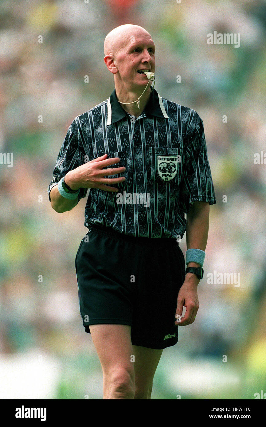 JOHN ROWBOTHAM FIFA REFEREE 10 August 1998 Stock Photo - Alamy