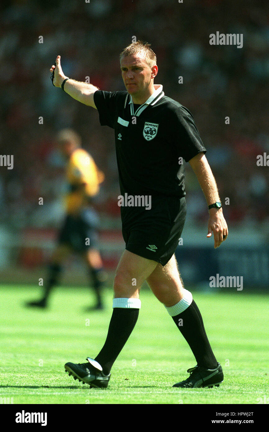 GRAHAM POLL PREMIER LEAGUE REFEREE 10 August 1998 Stock Photo - Alamy