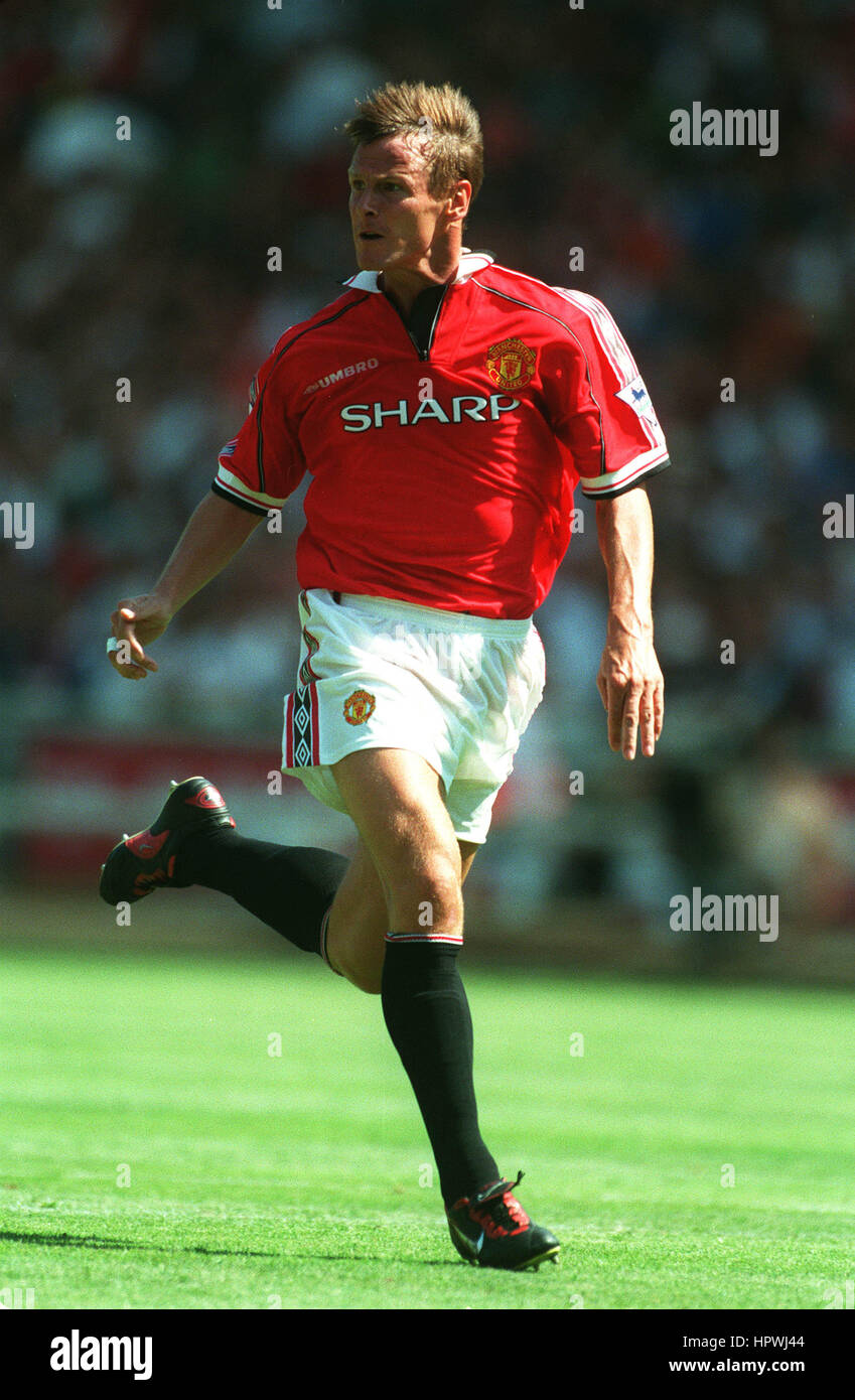 TEDDY SHERINGHAM MANCHESTER UNITED FC 10 August 1998 Stock Photo - Alamy