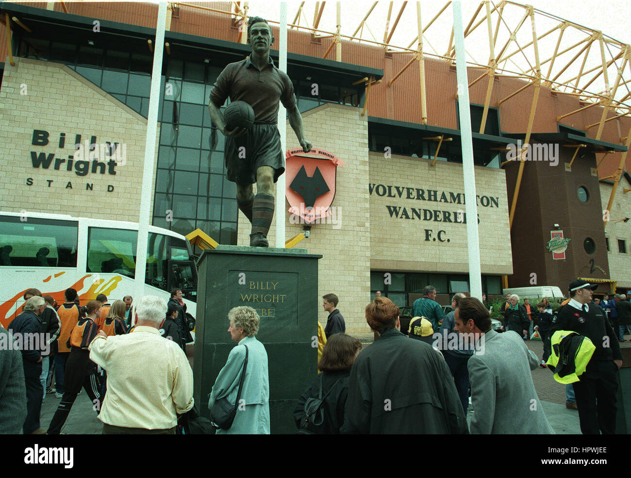 BILLY WRIGHT STATUE WOLVERHAMPTON WANDERERS FC 12 August 1998 Stock ...