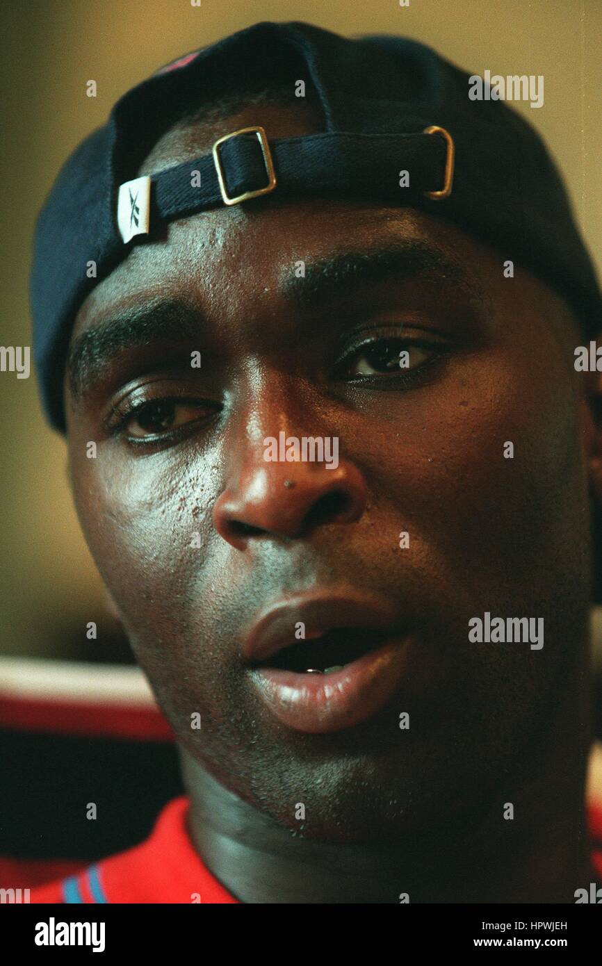 ANDY COLE MANCHESTER UNITED FC 12 August 1998 Stock Photo - Alamy