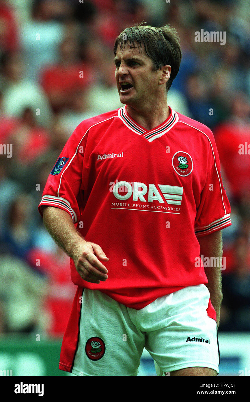 JOHN HENDRIE BARNSLEY FC 12 August 1998 Stock Photo - Alamy