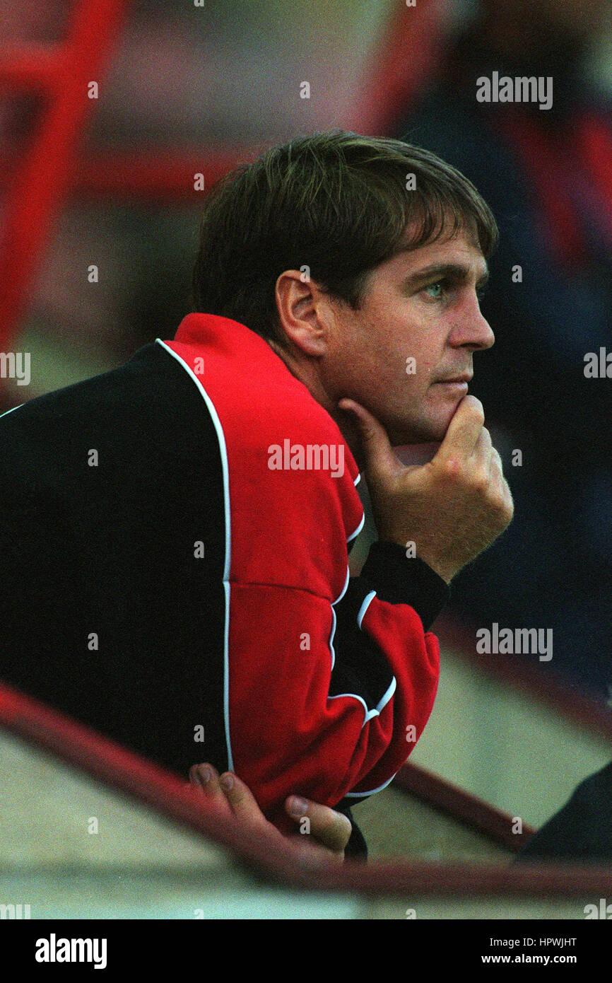 JOHN HENDRIE BARNSLEY FC MANAGER 13 August 1998 Stock Photo - Alamy