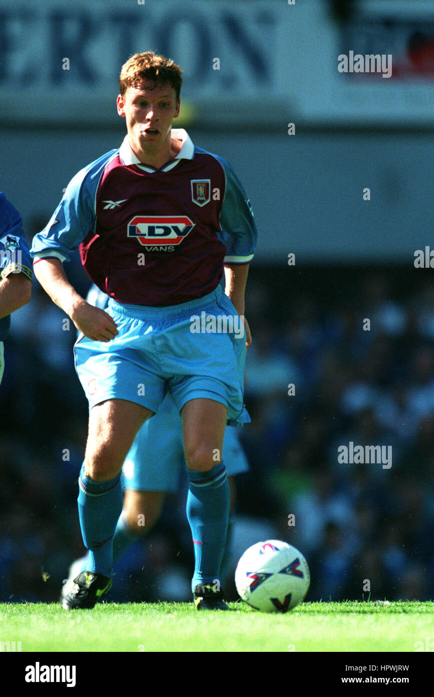 ALAN THOMPSON ASTON VILLA FC 15 August 1998 Stock Photo - Alamy