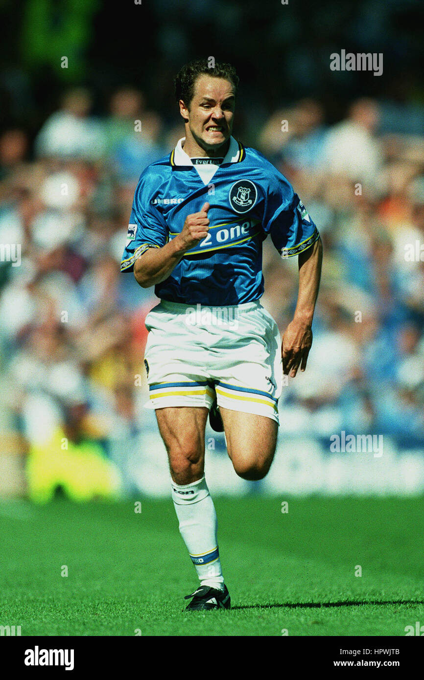 ALEX CLELAND EVERTON FC 15 August 1998 Stock Photo - Alamy
