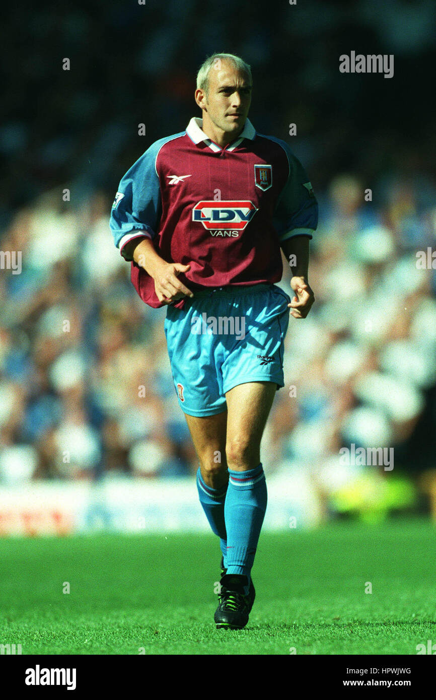 MARK DRAPER ASTON VILLA FC 15 August 1998 Stock Photo - Alamy