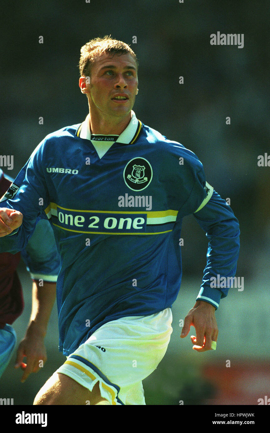 DUNCAN FERGUSON EVERTON FC 15 August 1998 Stock Photo - Alamy