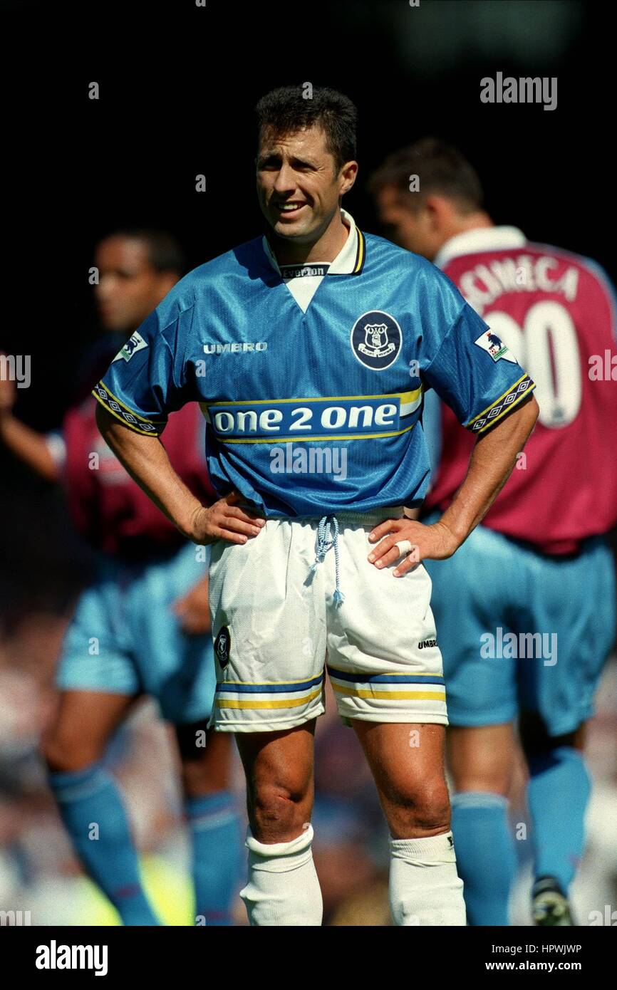 JOHN COLLINS EVERTON FC 15 August 1998 Stock Photo - Alamy