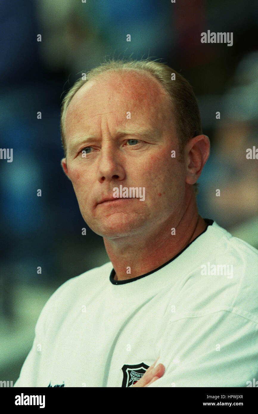 ALAN BUCKLEY GRIMSBY TOWN FC MANAGER 17 August 1998 Stock Photo - Alamy