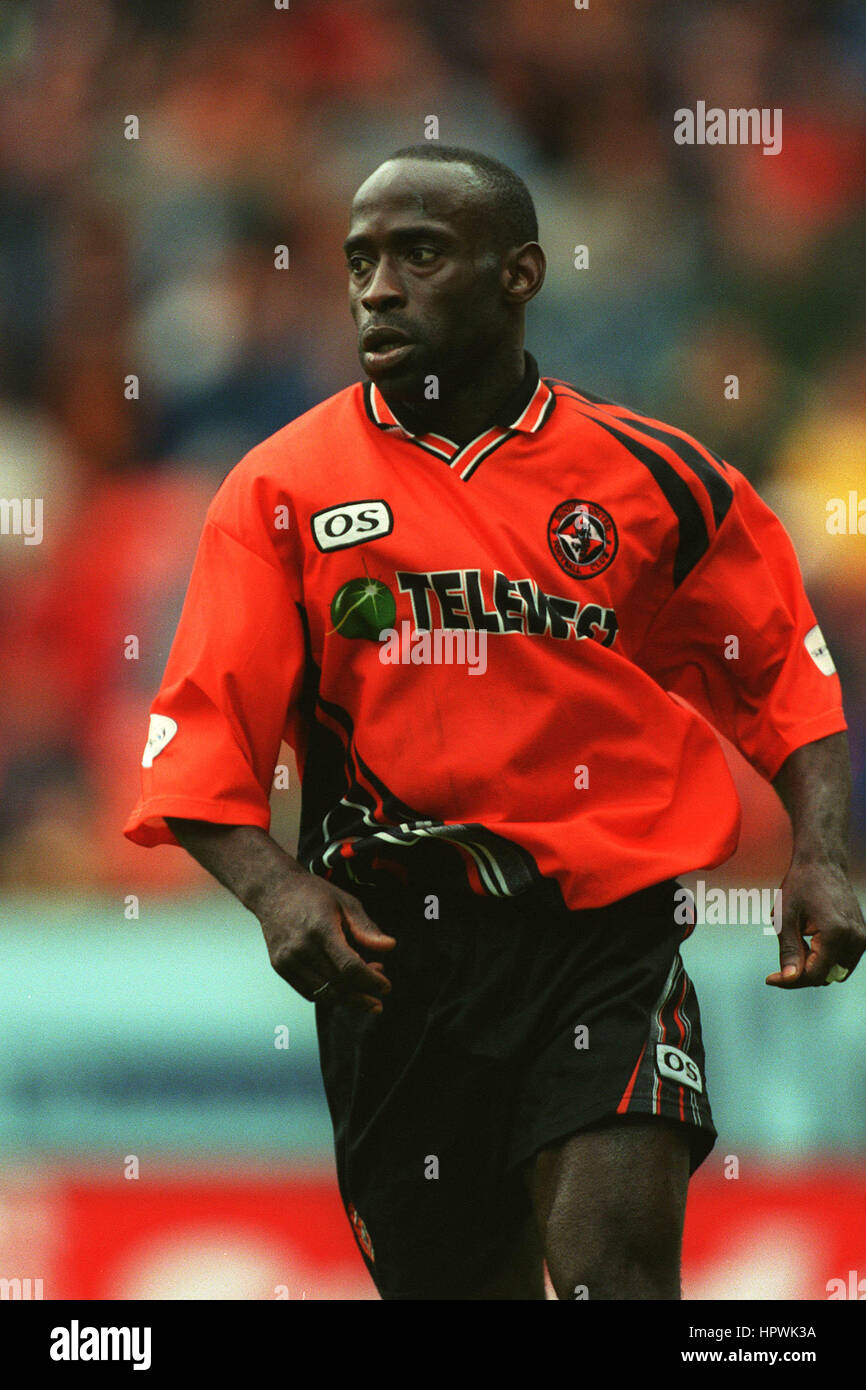 ROGER BOLI DUNDEE UNITED FC 17 August 1998 Stock Photo - Alamy