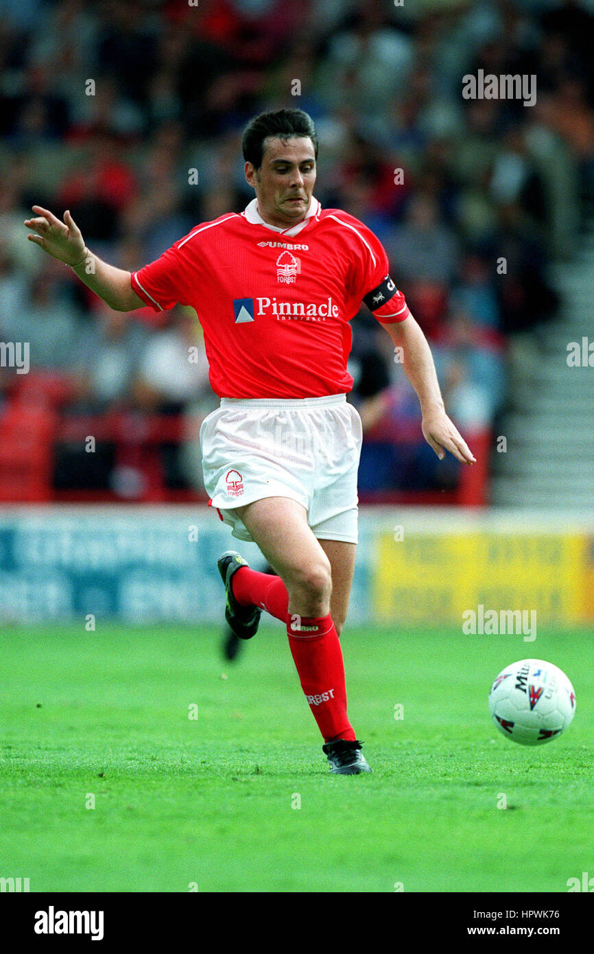 STEVE CHETTLE NOTTINGHAM FOREST FC 22 August 1998 Stock Photo - Alamy