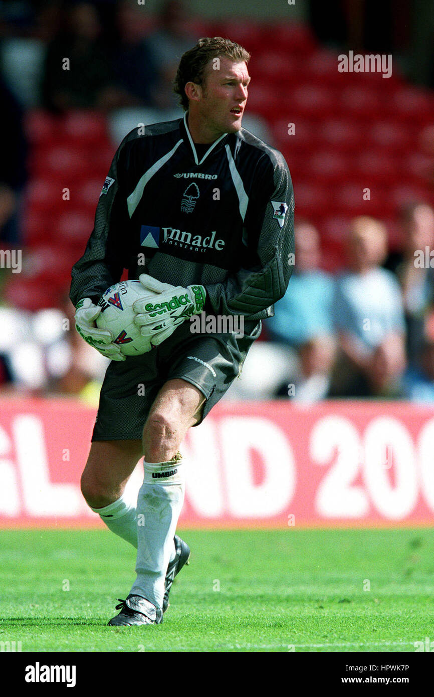 DAVE BEASANT NOTTINGHAM FOREST FC 22 August 1998 Stock Photo - Alamy