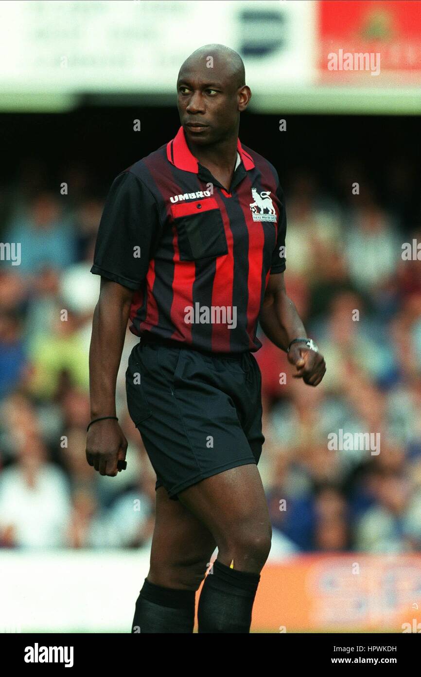 URIAH RENNIE PREMIER LEAGUE REFEREE 24 August 1998 Stock Photo - Alamy