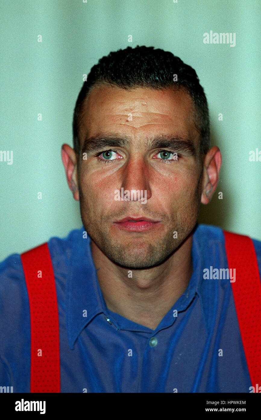 VINNIE JONES QUEENS PARK RANGERS FC 28 August 1998 Stock Photo - Alamy