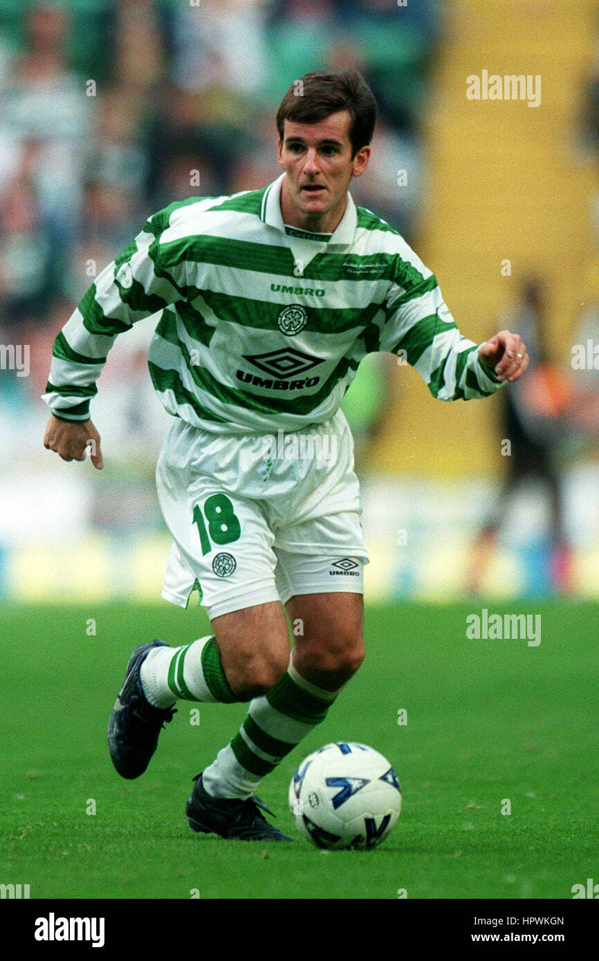 TOSH MCKINLAY GLASGOW CELTIC FC 24 August 1998 Stock Photo - Alamy