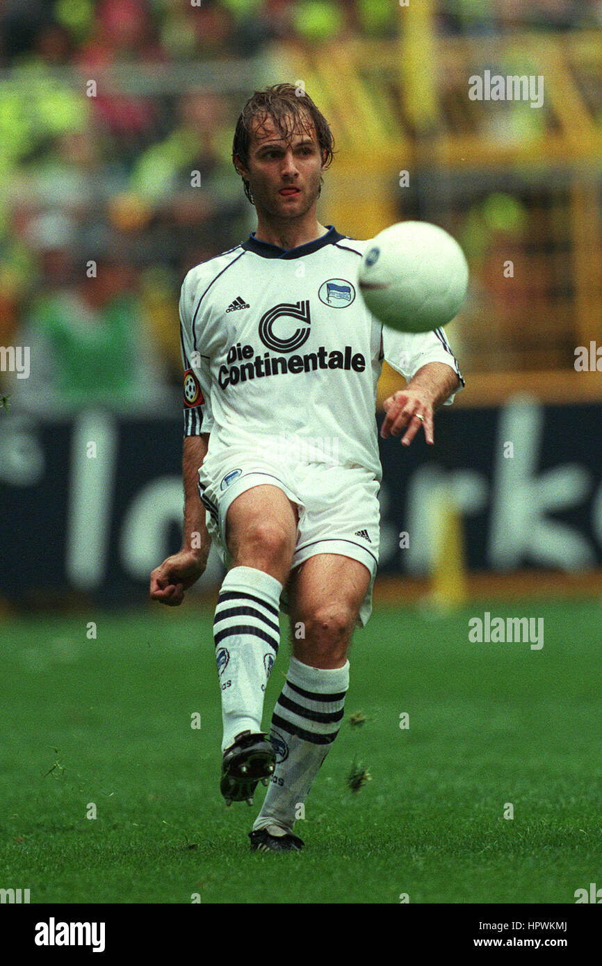 DICK VAN BURIK HERTHA BSC BERLIN 25 August 1998 Stock Photo - Alamy