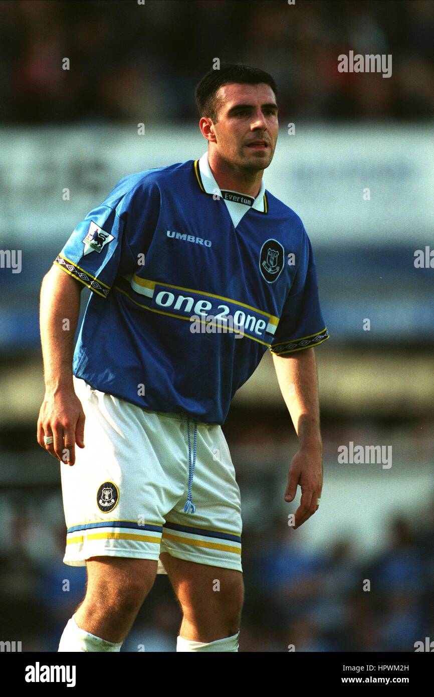 DAVID UNSWORTH EVERTON FC 01 September 1998 Stock Photo - Alamy