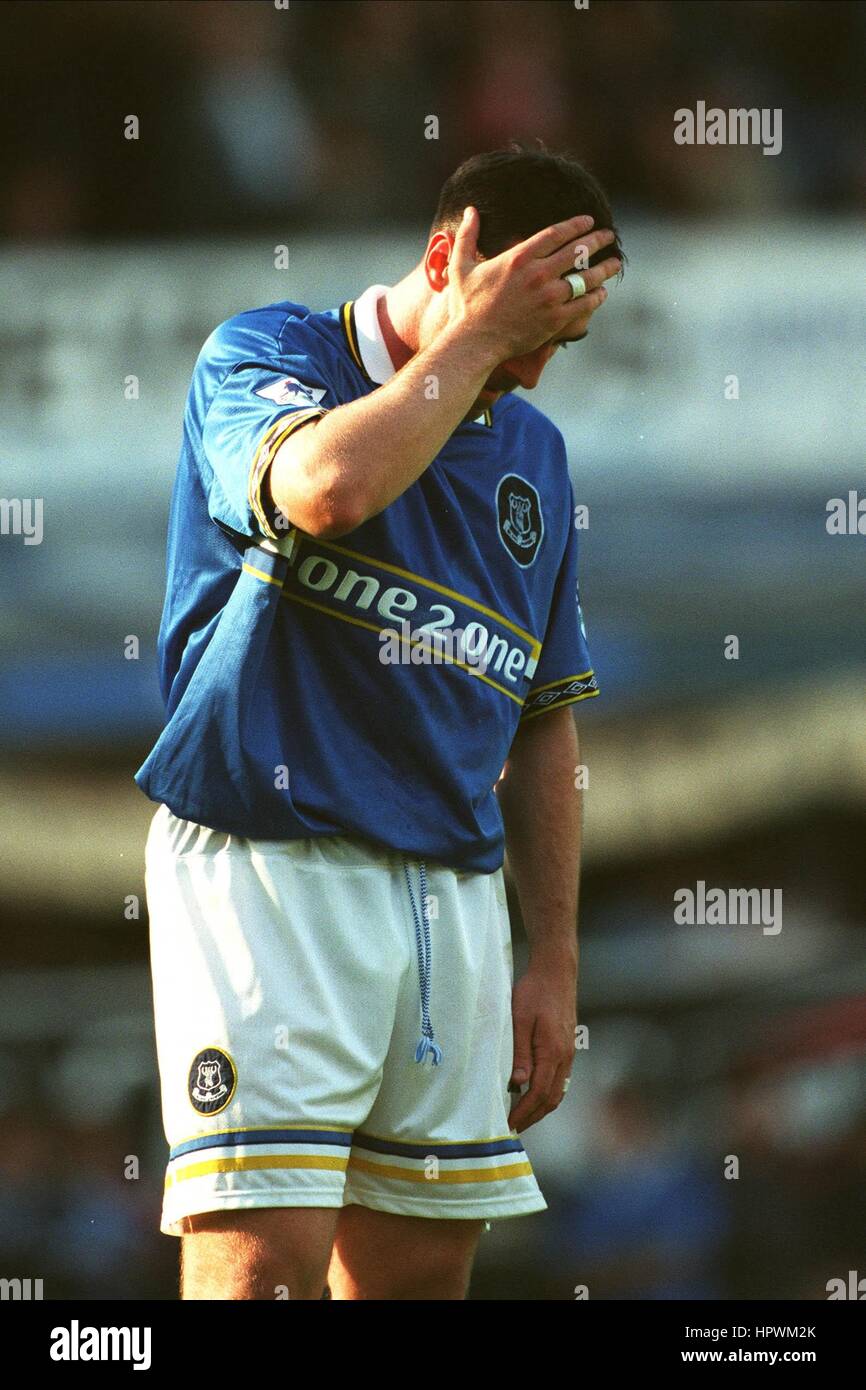 DAVID UNSWORTH EVERTON FC 01 September 1998 Stock Photo - Alamy