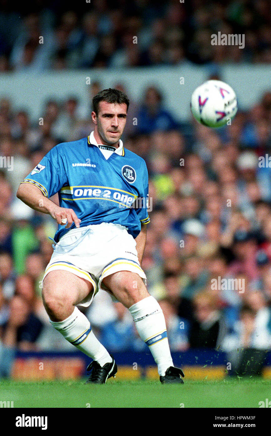 DAVID UNSWORTH EVERTON FC 01 September 1998 Stock Photo - Alamy