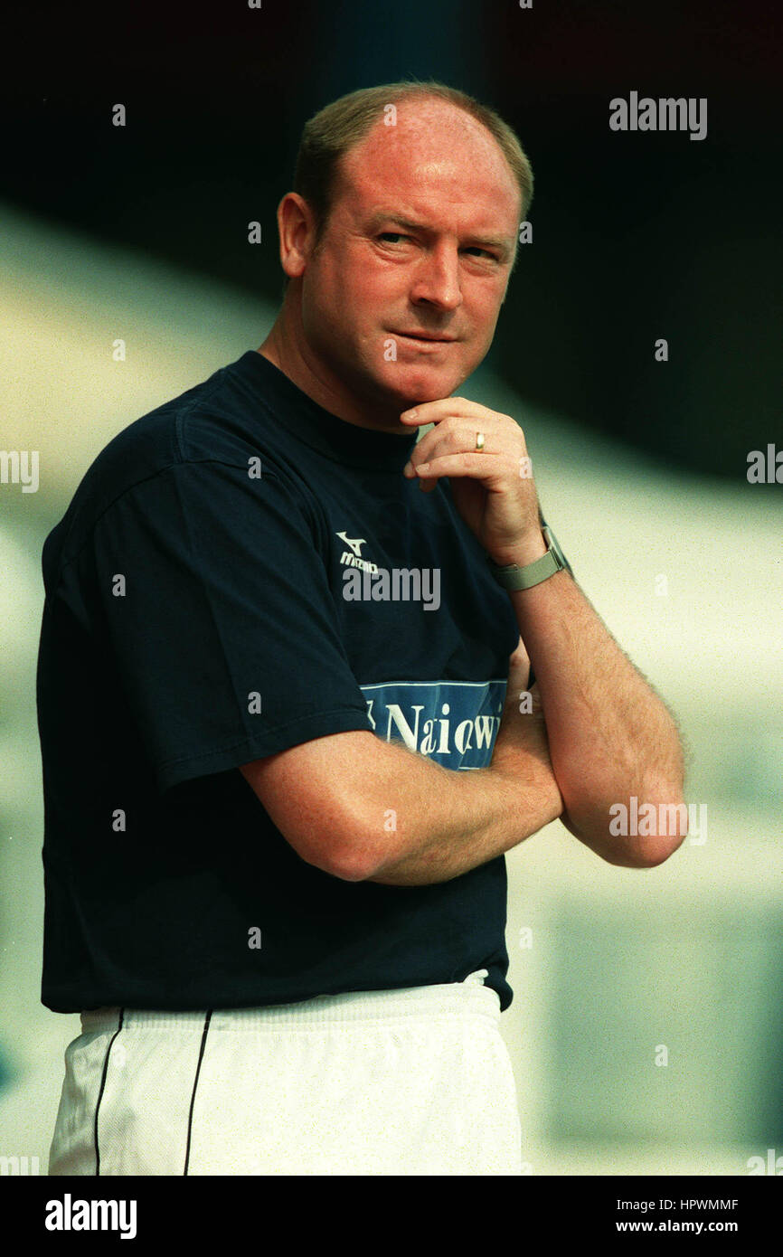 STEVE MCMAHON SWINDON TOWN PLAYER-MANAGER 02 September 1998 Stock Photo ...
