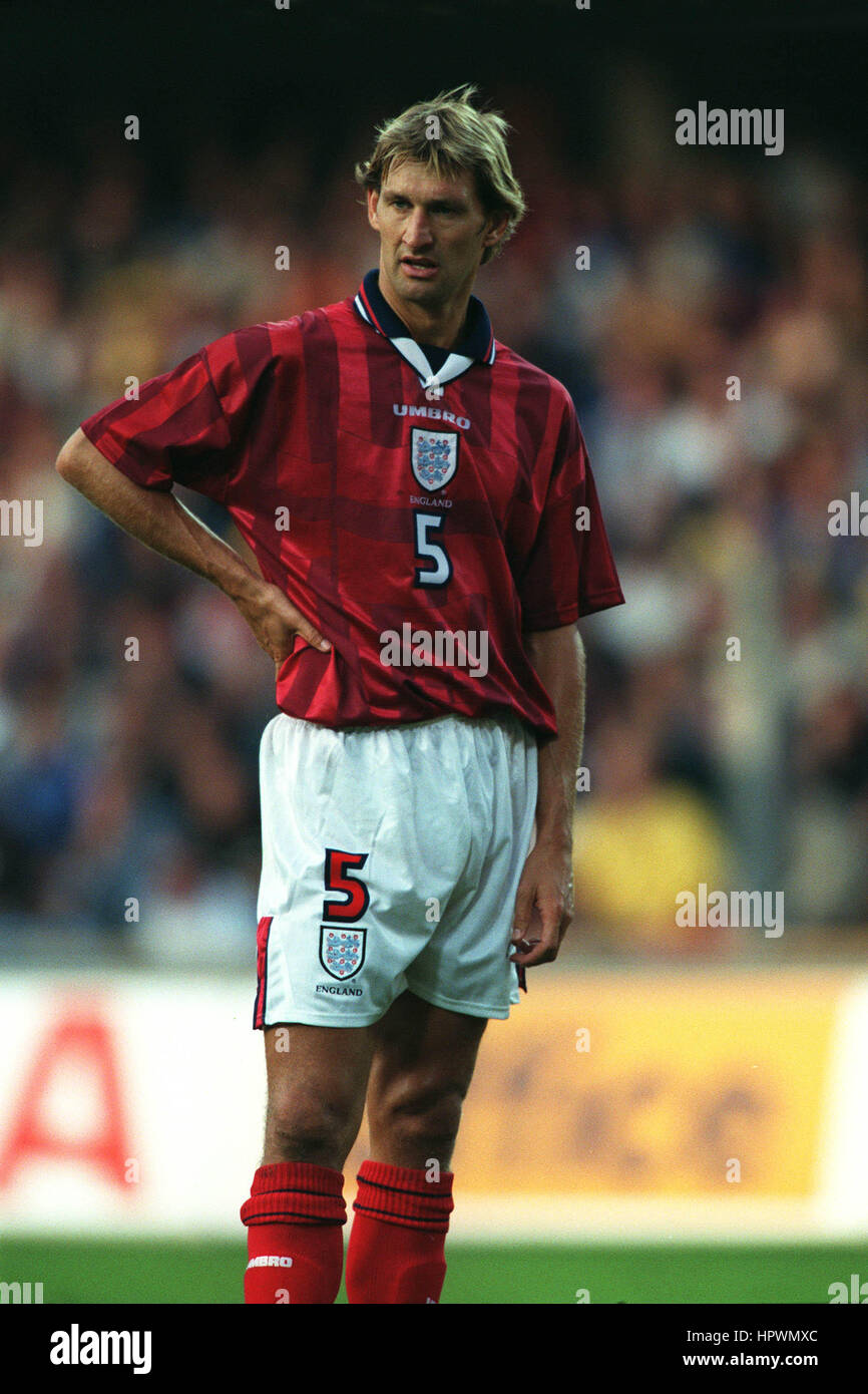 TONY ADAMS ENGLAND & ARSENAL FC 07 September 1998 Stock Photo - Alamy
