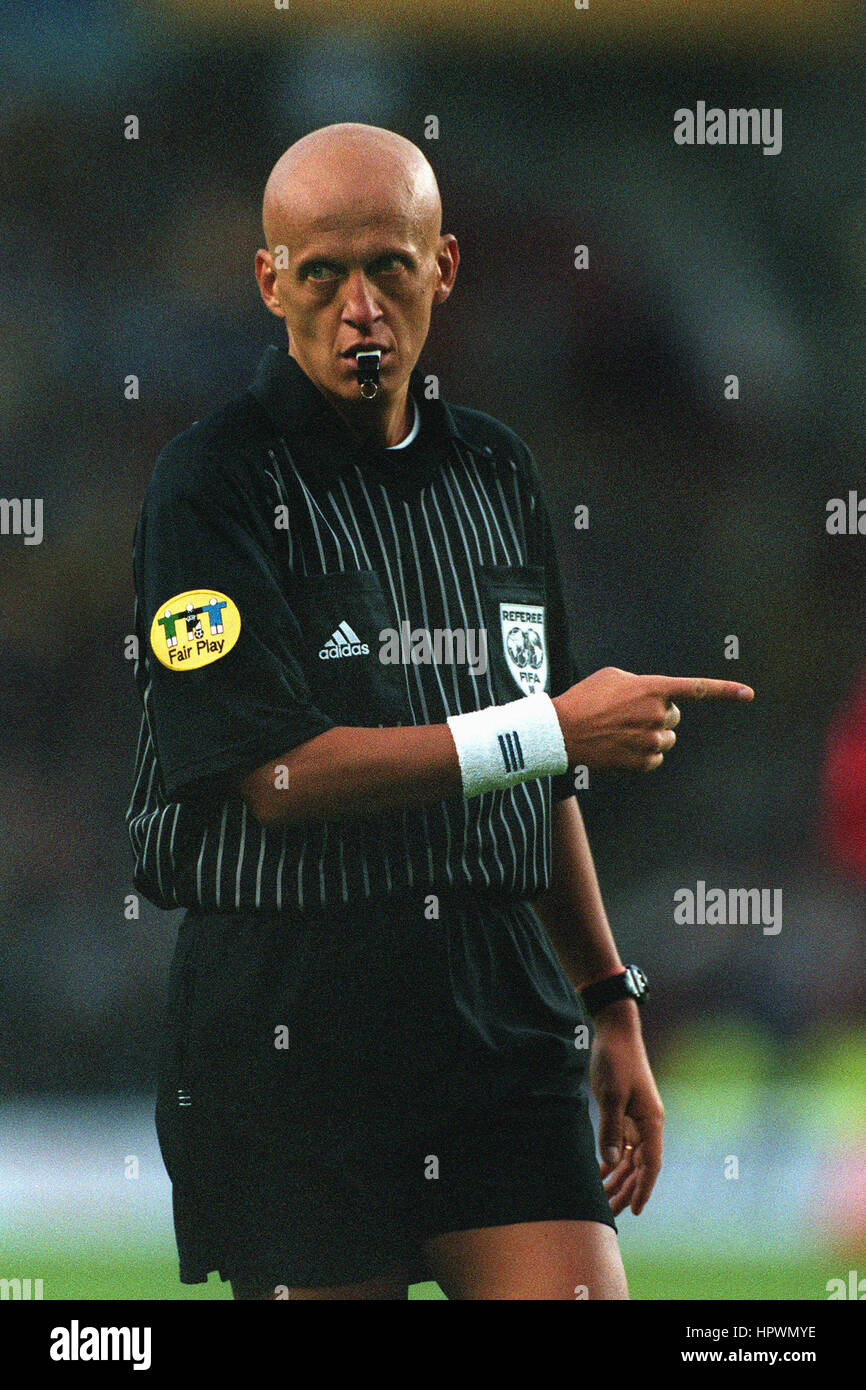PIERLUIGI COLLINA FIFA REFEREE SWEDEN V ENGLAND 07 September 1998 Stock ...