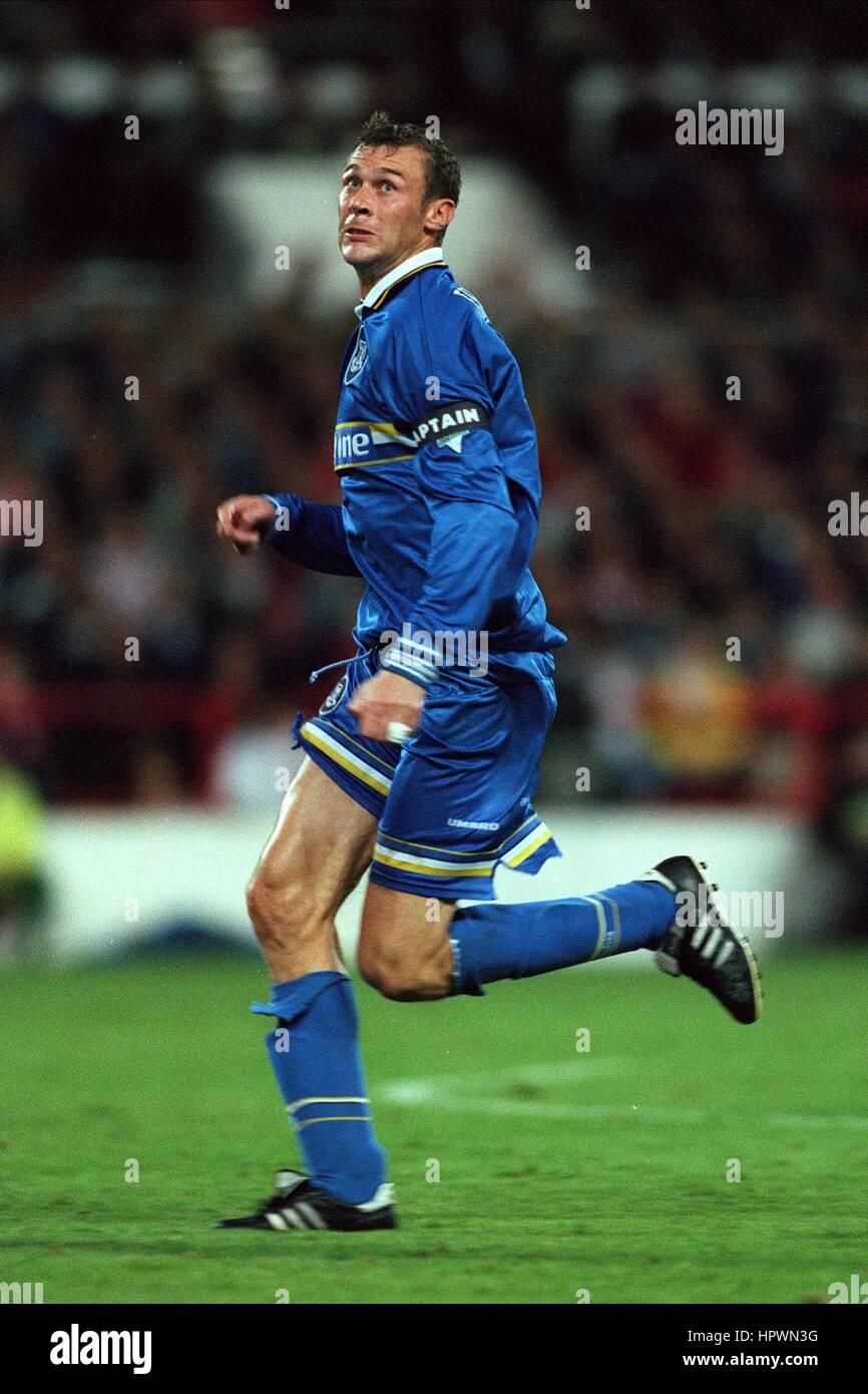 DUNCAN FERGUSON EVERTON FC 09 September 1998 Stock Photo - Alamy