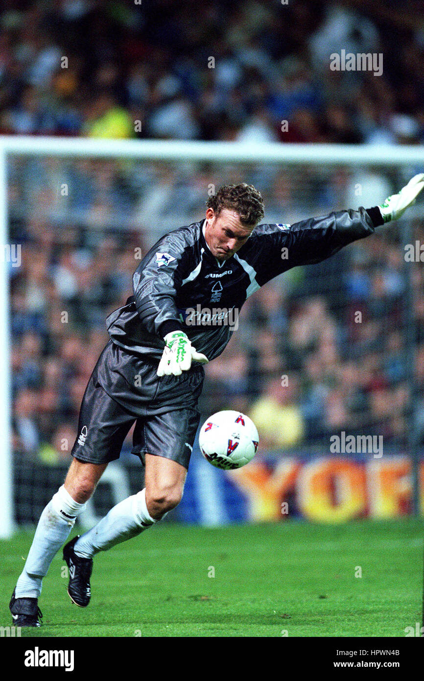DAVE BEASANT NOTTINGHAM FOREST FC 09 September 1998 Stock Photo - Alamy