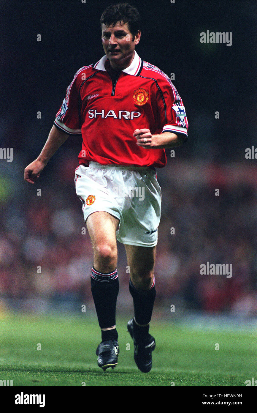 DENIS IRWIN MANCHESTER UNITED FC 10 September 1998 Stock Photo - Alamy