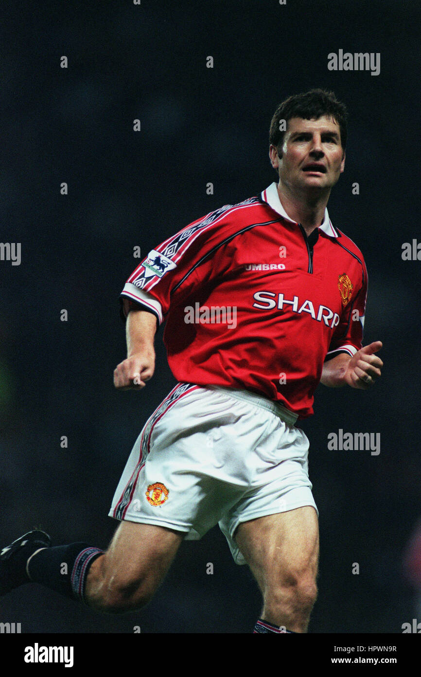 DENIS IRWIN MANCHESTER UNITED FC 10 September 1998 Stock Photo - Alamy