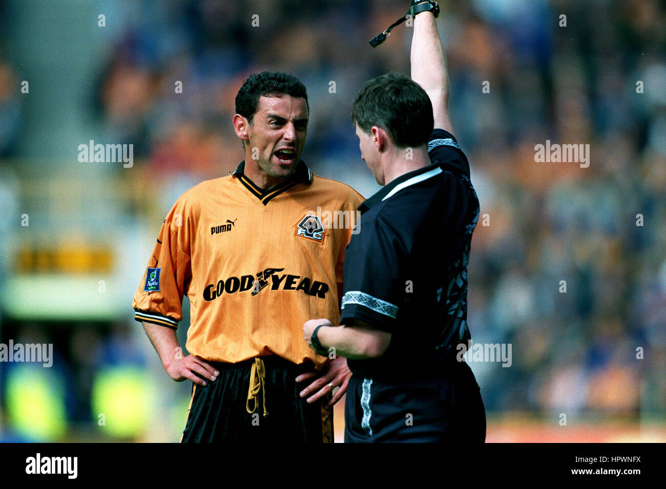 KEVIN MUSCAT & REFEREE WOLVES V SUNDERLAND 13 September 1998 Stock ...