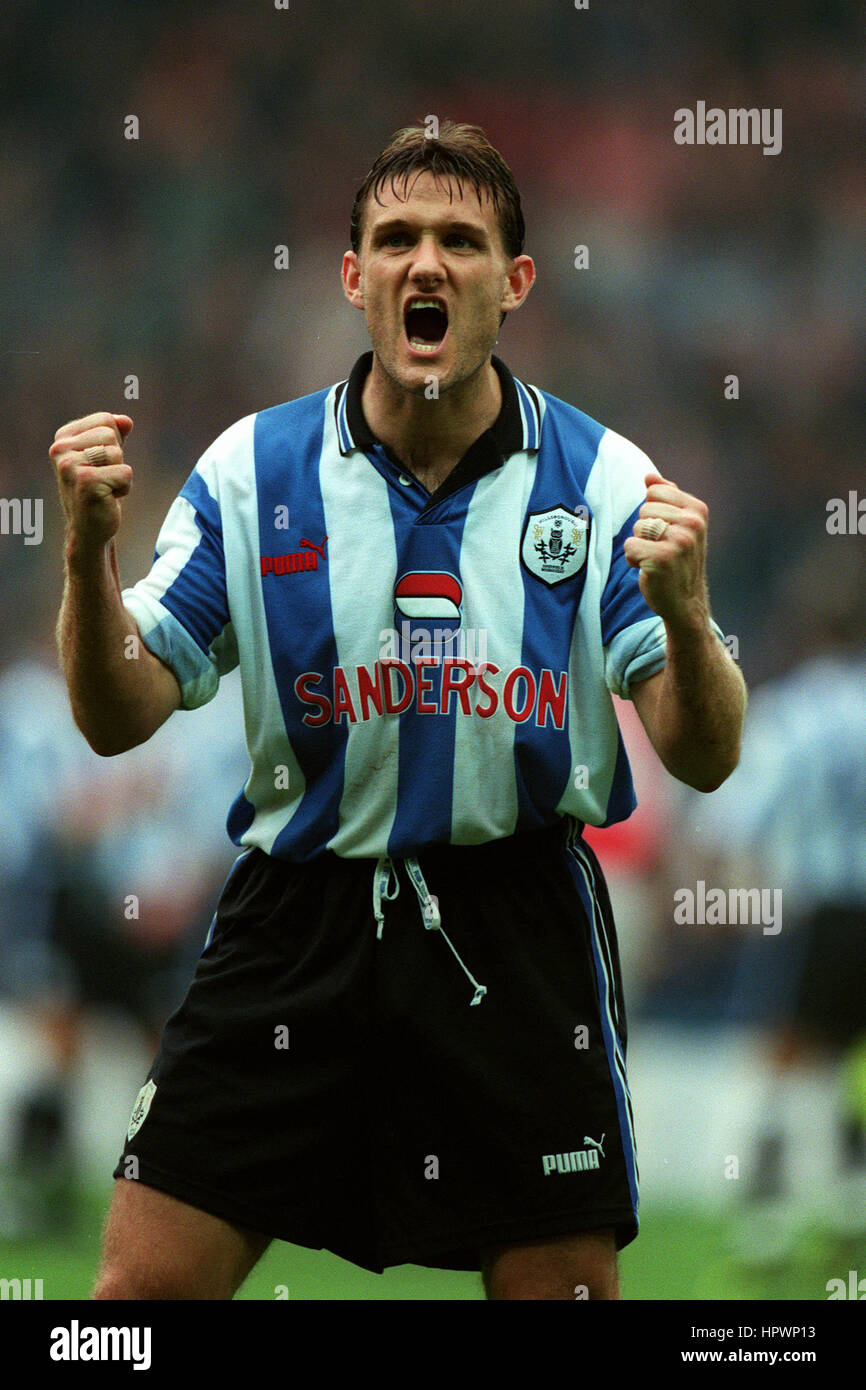ANDY HINCHCLIFFE SHEFFIELD WEDNESDAY FC 26 September 1998 Stock Photo ...